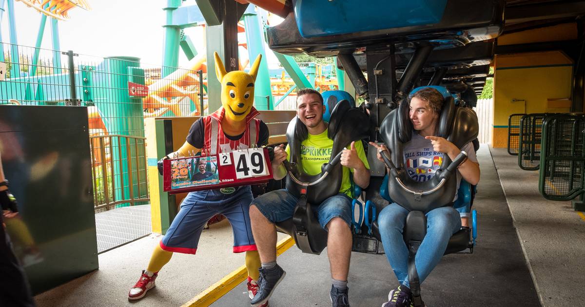 Missie volbracht: Joey (18) maakt 222 ritjes in helse achtbaan in ...