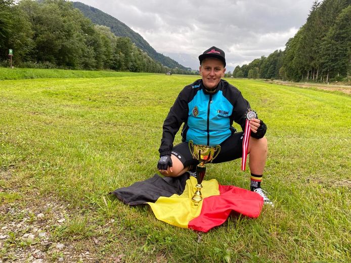 Jessica (49) wordt tweede op wereldkampioenschap voor retrofietsers ...