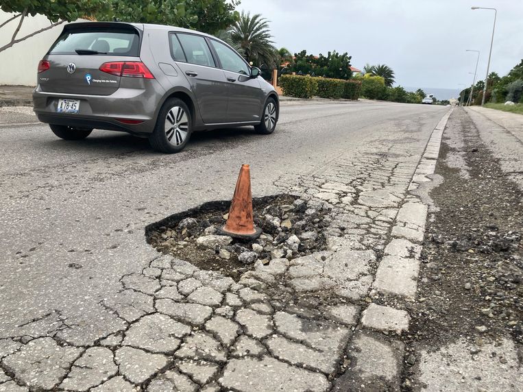 Op Curaçao vallen steeds meer gaten in de weg | De Volkskrant