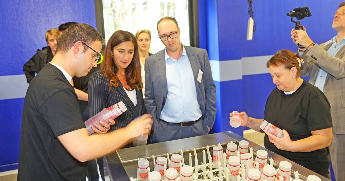 Eerste wasstraat voor herbruikbare bekers geopend: machine wast 8.000 ...
