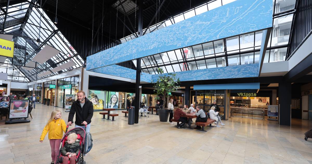 Troosteloos winkelcentrum Dukenburg heeft drastische miljoenenfacelift gehad: ‘Er was zó veel ...