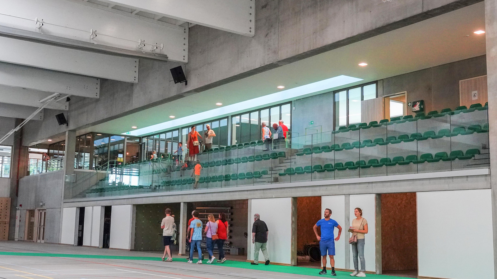 600 inwoners openen nieuw zwembad en nieuwe sporthal, méér momenten ...