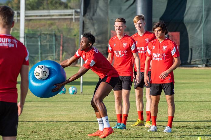 Twee broers bij FC Twente, maar niet bij elkaar op de kamer: ‘Hij is soms wel een dromer’ | FC ...