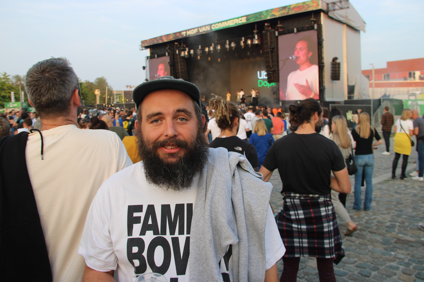 Achtduizend fans vieren zilveren jubileum ’t Hof van Commerce: “Trotser ...