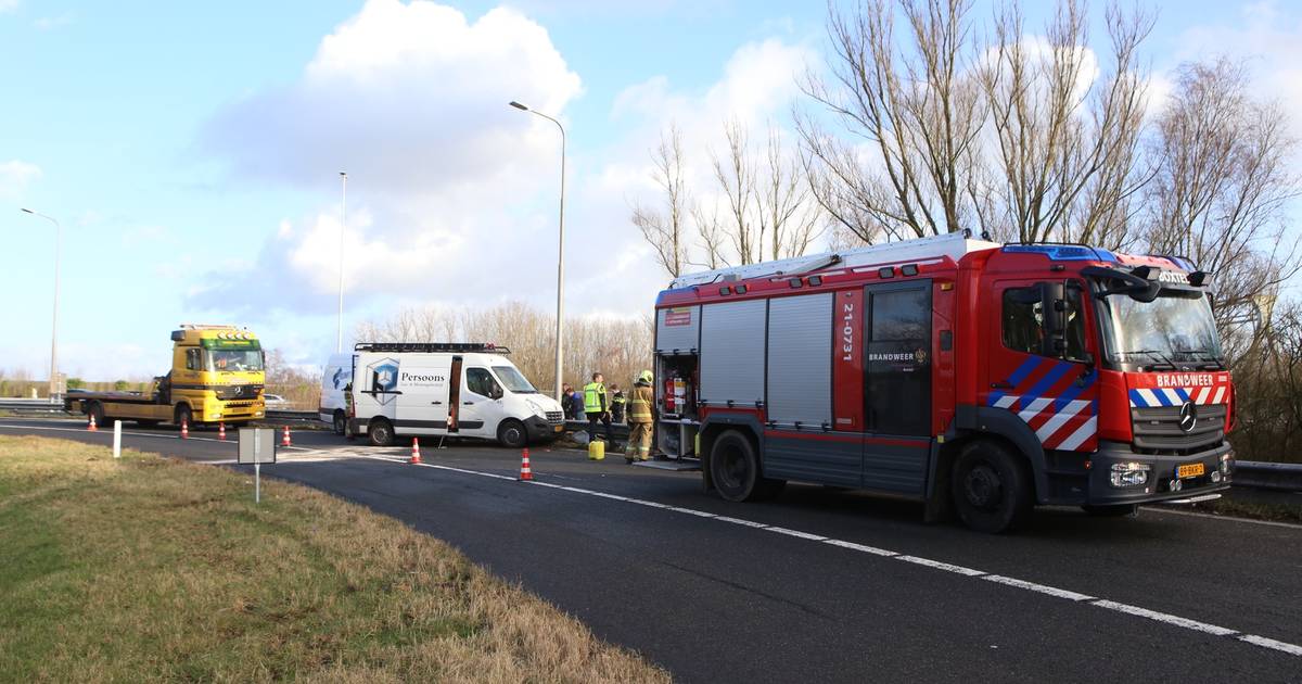 Vloeistoffen gelekt bij ongeval met bestelbussen op de A2 bij Liempde ...