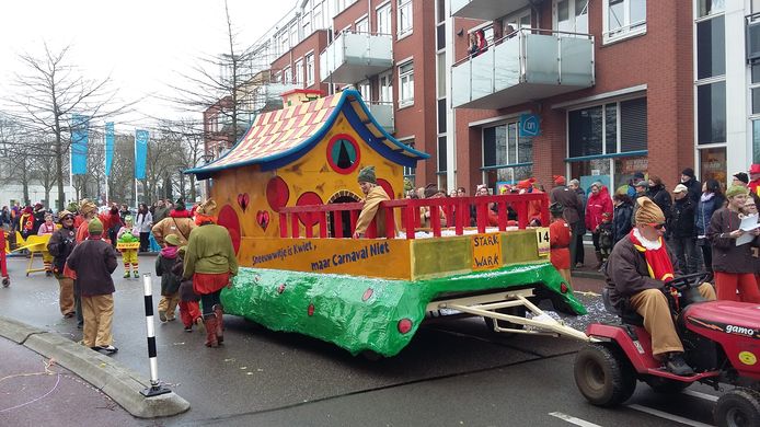 Een draak en een hoop snoep bij de optocht in Zevenaar | Carnaval 2017 ...