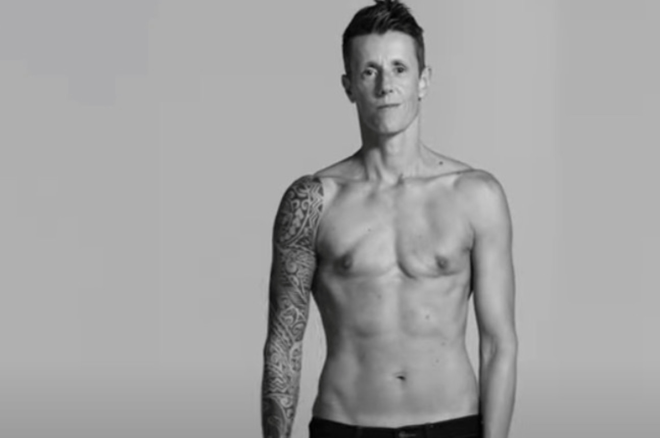 Sam Bettens reageert voor het eerst op ontbloot bovenlijf in nieuwe videoclip: “You don’t need ...