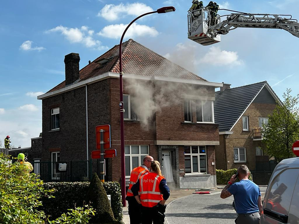 Huisbrand met veel rookontwikkeling in Nieuwstraat | Foto | hln.be