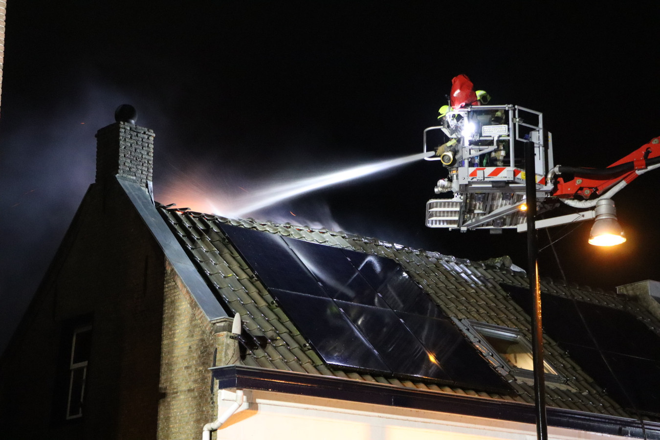 Uitslaande woningbrand in Sprang-Capelle, één slachtoffer naar ...