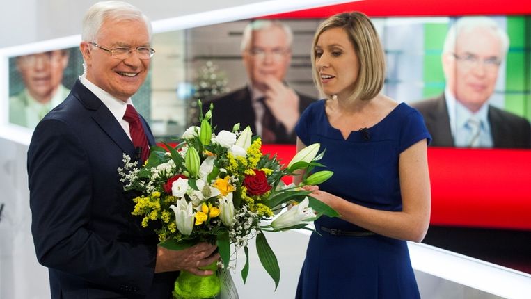 Jan Becaus in 'Het Journaal' in de bloemen gezet door zijn collega's