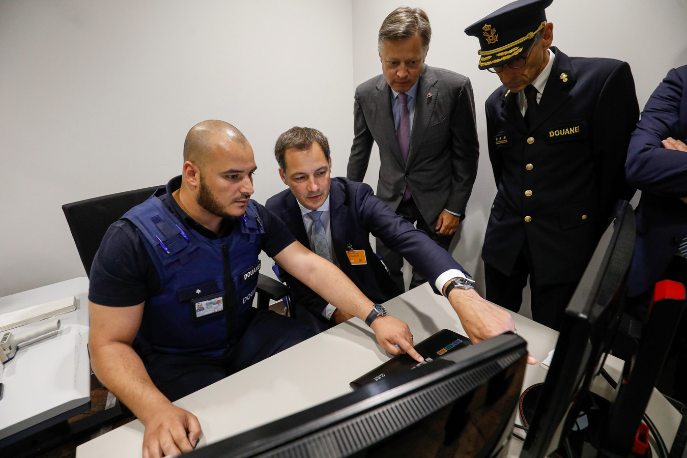 Douane Brussels Airport nam dit jaar al ruim 1,5 miljoen euro cash in ...