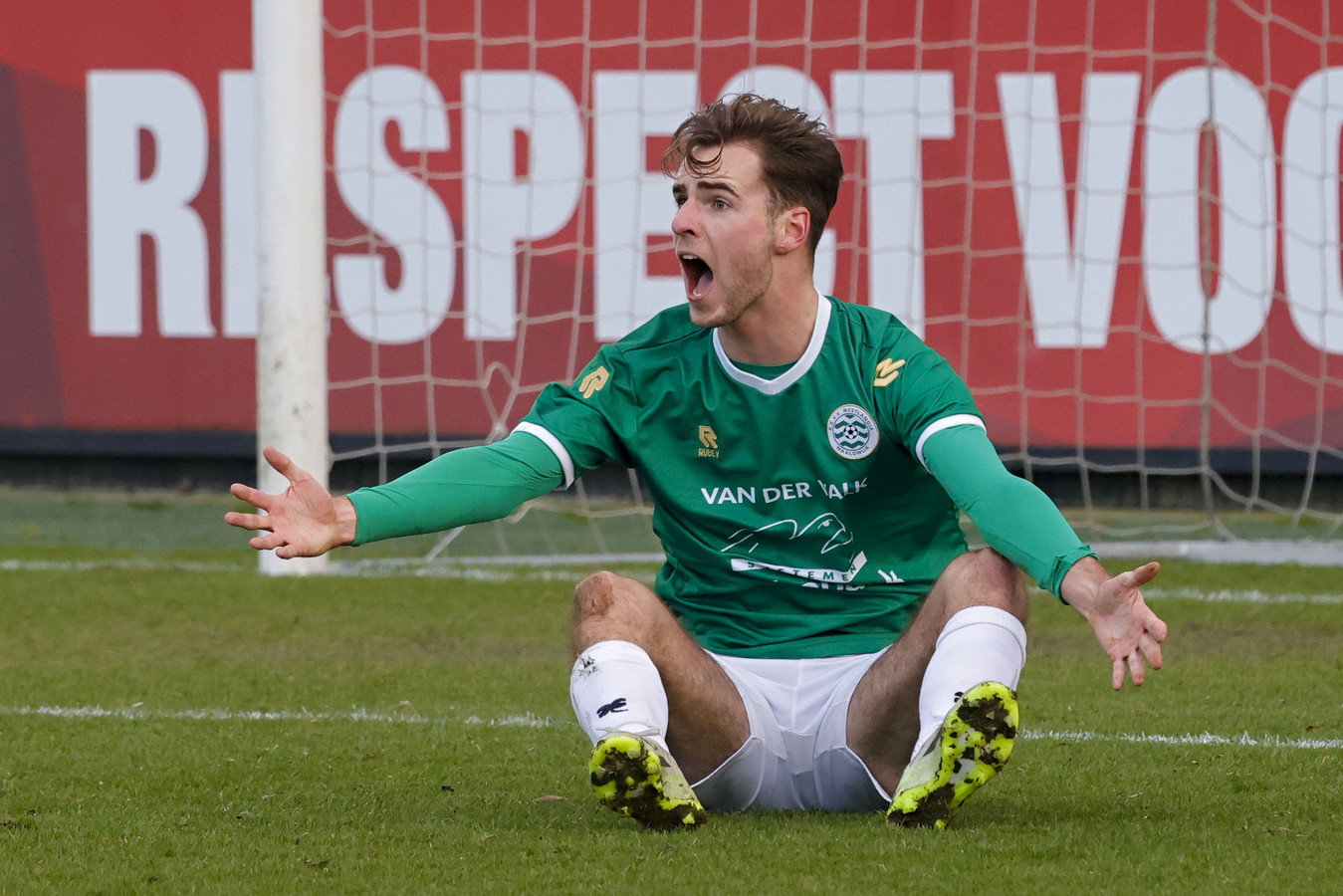 Scheids geeft willekeurige speler rood en spits staat plots verdediger ...