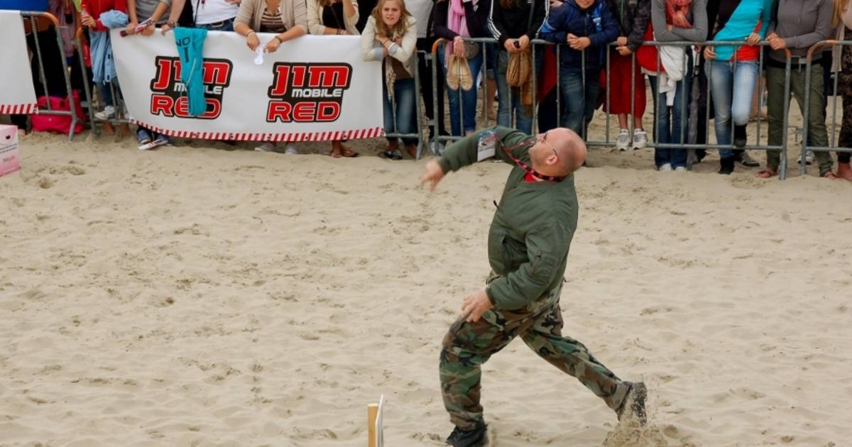 Wereldrecord gsm-werpen scherper gesteld in Bredene | Bizar | hln.be