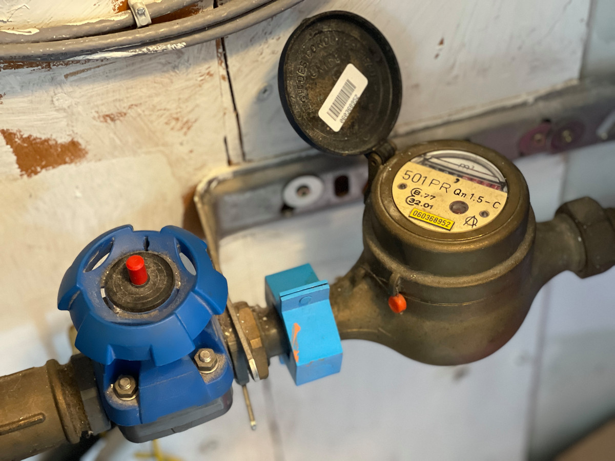 Stukgevroren waterteller zorgt voor ijsfontein in nieuwbouwwoning ...