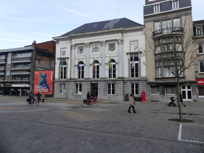 Een hotel in centrum van Deinze? Stadsbestuur wil oude stadhuis ...
