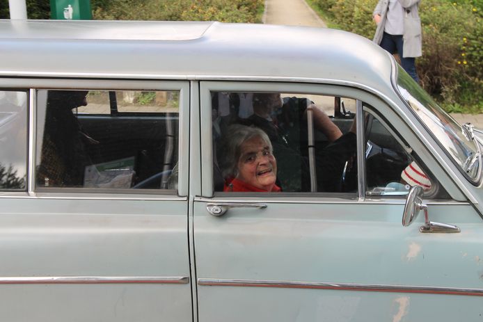 IN BEELD. Old Car Drivers trakteren oudjes op oldtimerrit ...