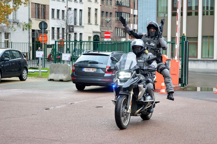 Met machinegeweer op de motor: politie Antwerpen stelt nieuw ...