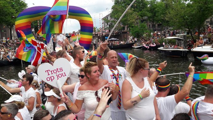 Amersfoortse boot eert helden van '82 tijdens Canal Pride | Amersfoort ...