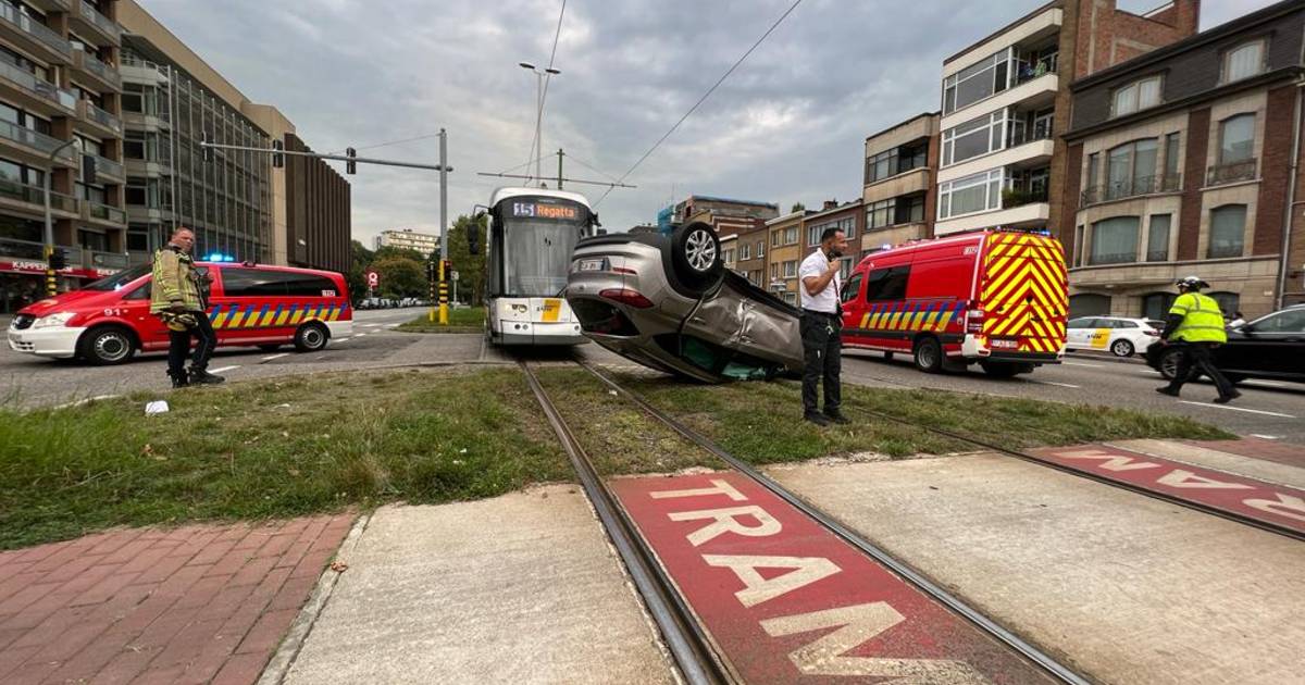 Wagen op zijn dak na ongeval met tram in Berchem: “Bestuurder van wagen ...