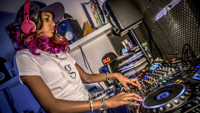 Talent dj Kendis (13) laat collega Hardwell blozen | Den Haag | AD.nl