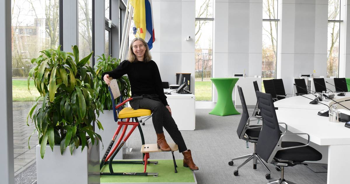 Anne-Marie zette deze ‘Stoel van de Toekomst’ die altijd leeg blijft in ...