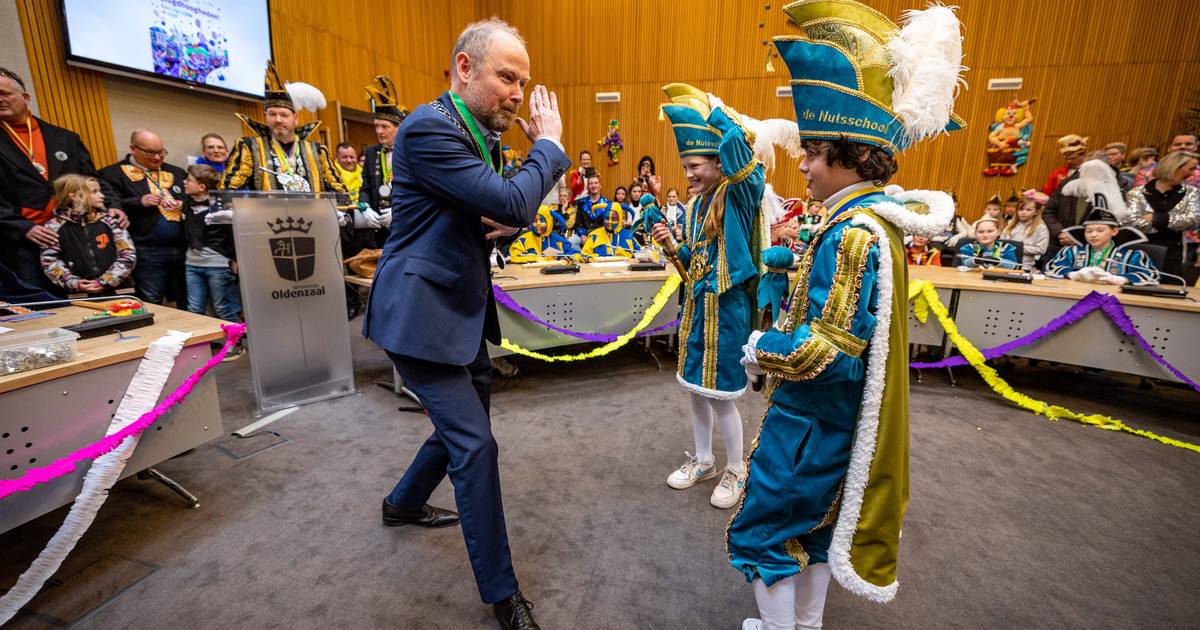 Groot feest in het stadhuis: Burgemeester Welman ontvangt alle Oldenzaalse jeugdhoogheden ...