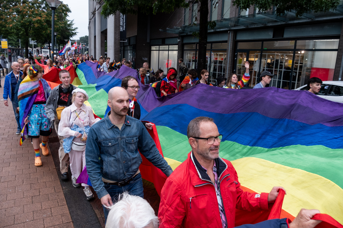 Pride Walk in Amersfoort: ‘Er is nog een wereld te winnen’ | Foto ...