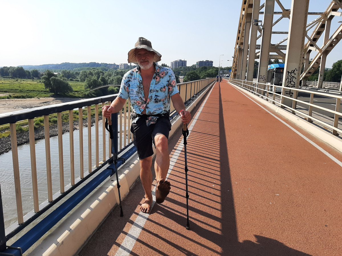 Amerikaan Sean loopt route op blote voeten tijdens afgelaste eerste ...