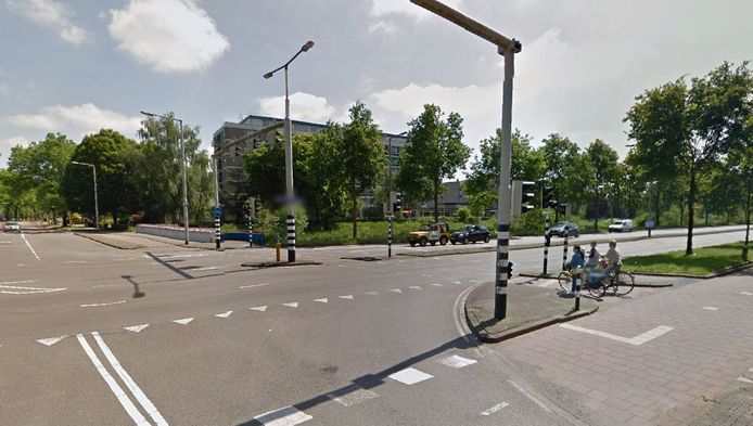 Gelanceerde auto belandt op kop op ringweg Kruiskamp | Amersfoort | AD.nl