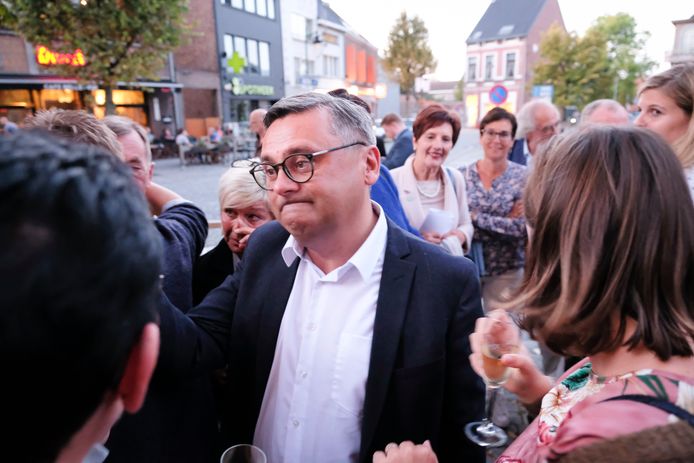 FOTOREEKS: Teleurgestelde Luc De Boeck groet achterban in Bornem ...