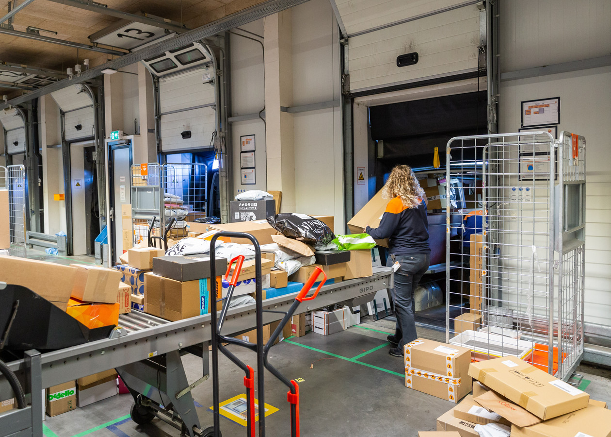 Topdrukte bij sorteercentrum van Post NL in Son: 50.000 pakketjes per ...