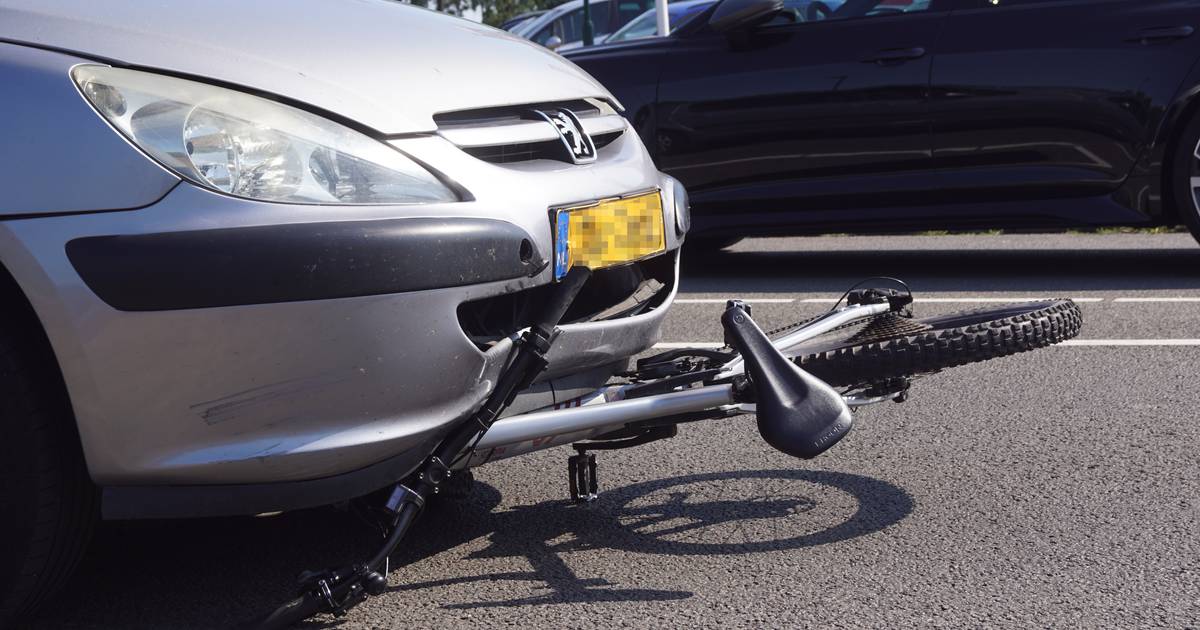 Fietser wordt aangereden, knalt op voorruit en vliegt over dak van auto ...