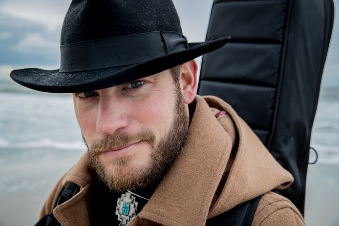 Tim Akkerman kruipt uit dal en gaat weer optreden met band | Den Haag ...