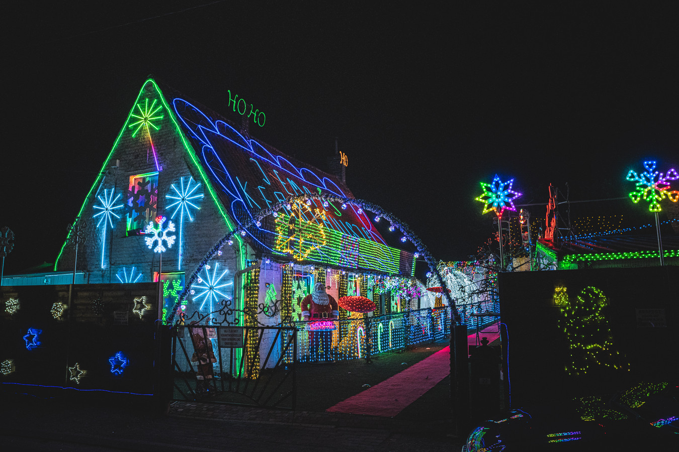 BINNENKIJKEN. Jempi’s Kersthuisje, een extravagant feest voor het oog ...