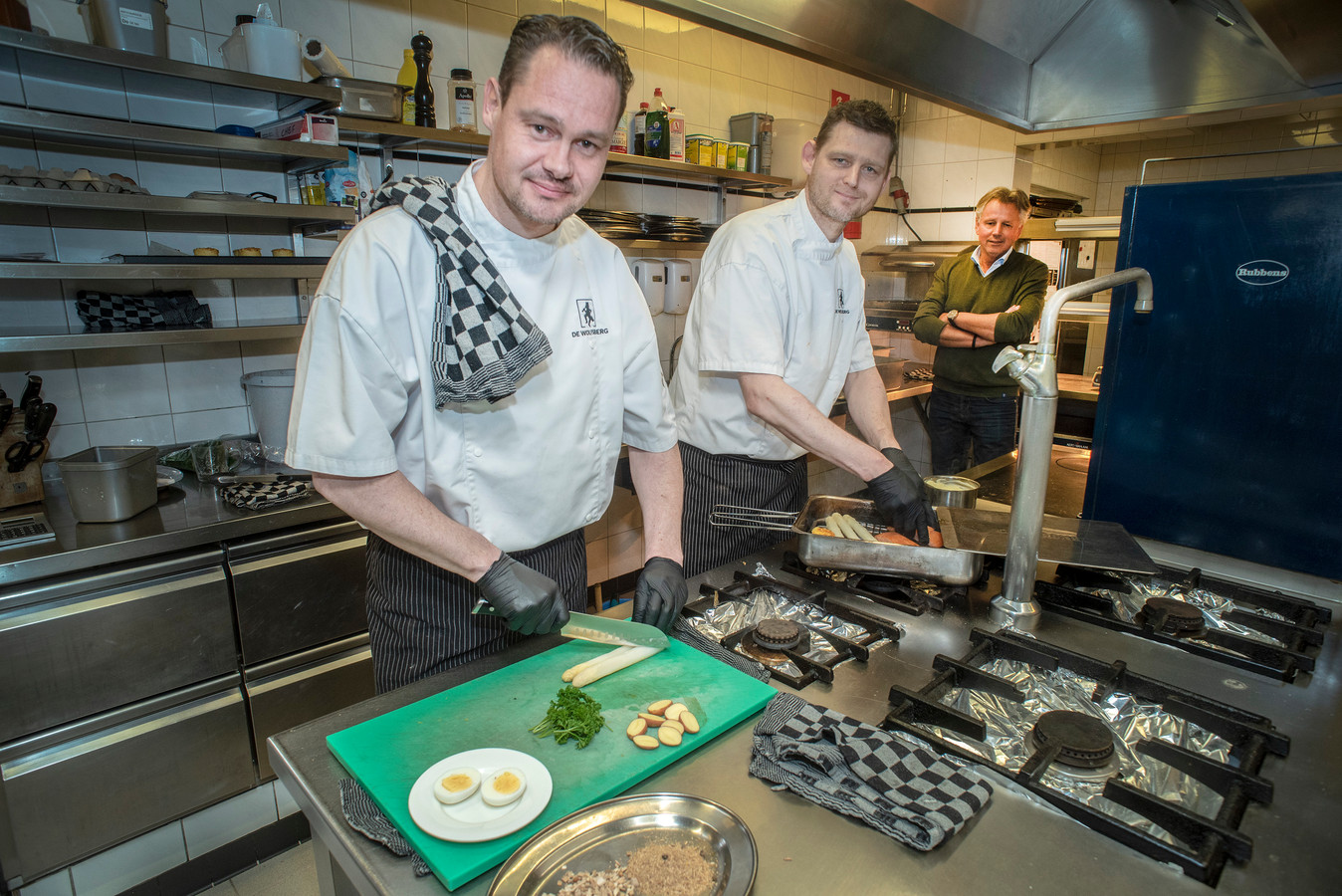 Geen 3.000 gasten op je Koningsfeest, dan maar klussen | Foto ...