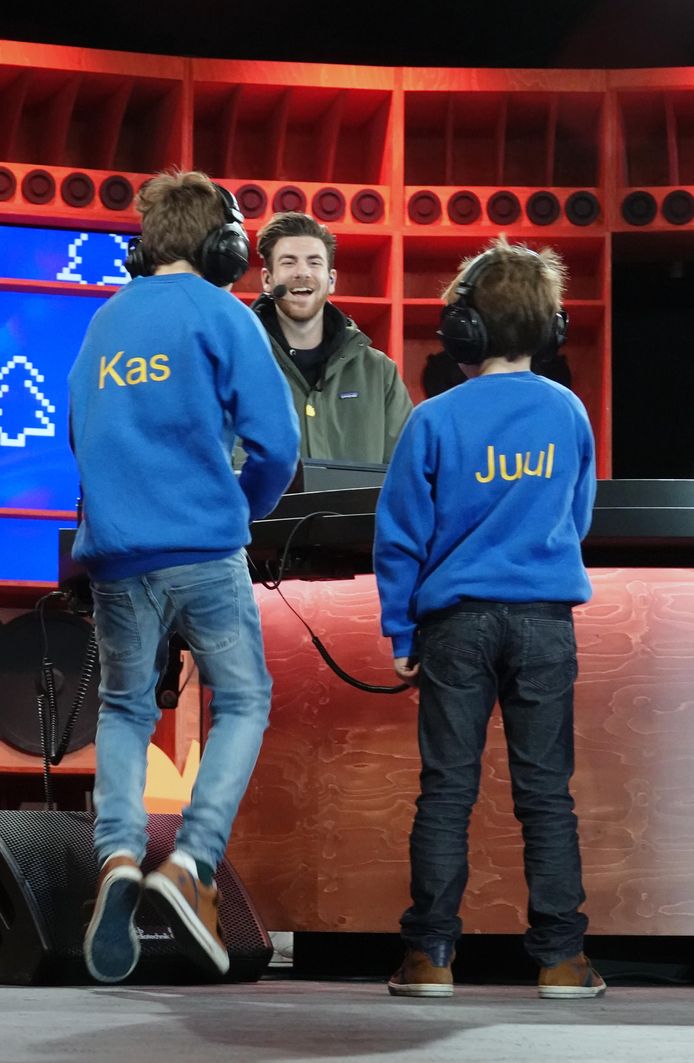 Superster Olly Wannabe bedankt broers Kas (8) en Juul (7), die groentes ...