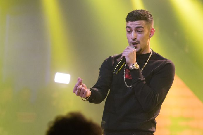 Boef reageert bij zijn eerste optreden al rappend op alle heisa: "Ik ...