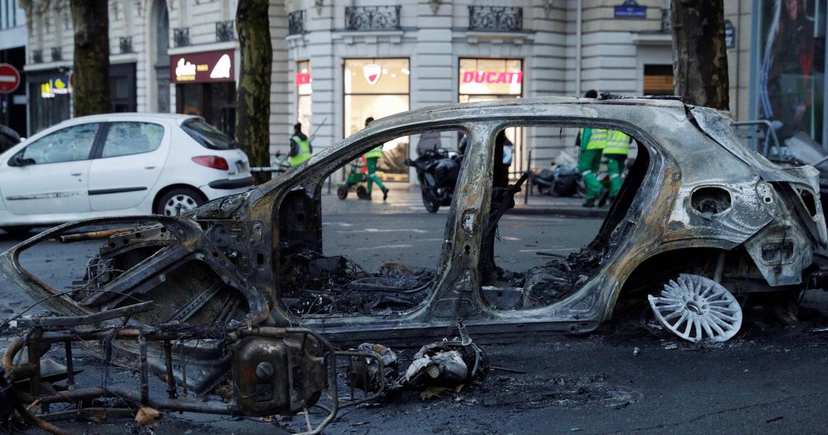 Enorme ravage en meer dan 130 gewonden na rellen in Parijs ...