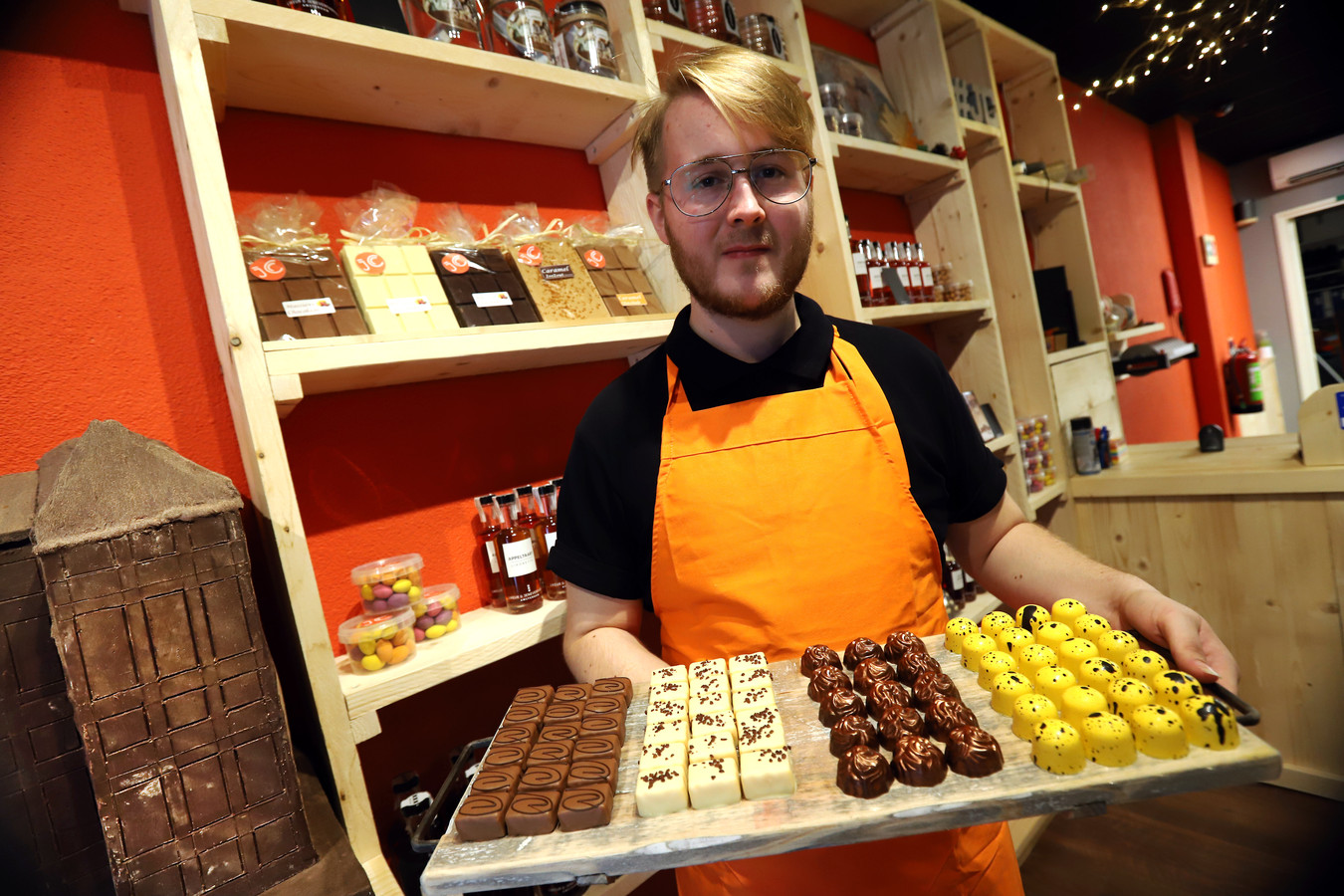 Wie komt snoepen? Jeremy (20) opent chocoladewalhalla in Kopspijker ...