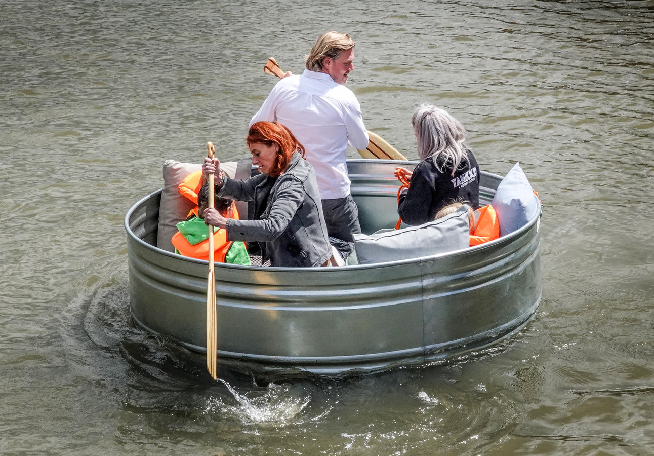In watertank op Leie in Kortrijk peddelen is Europese primeur: “Ontdekt ...
