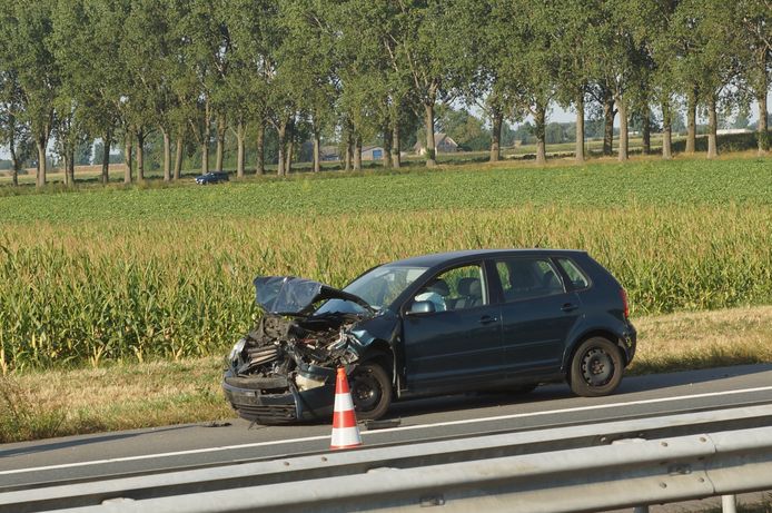 Ambulance raakt betrokken bij ongeval op snelweg en vliegt in brand ...