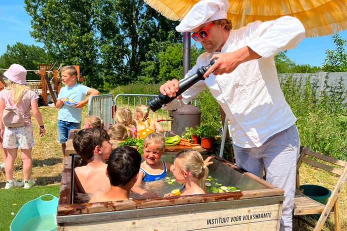 Groentesoep met kinderen tijdens zonovergoten, grappige, ludieke en ...