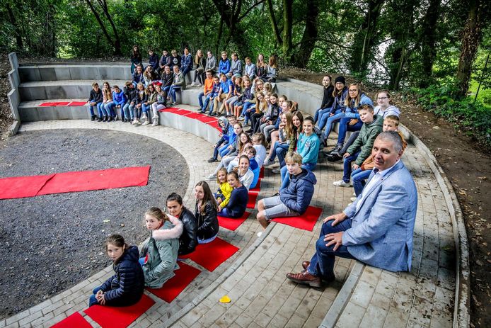 SMIK heeft amfitheater terug dankzij oudercomité | Koekelare | hln.be