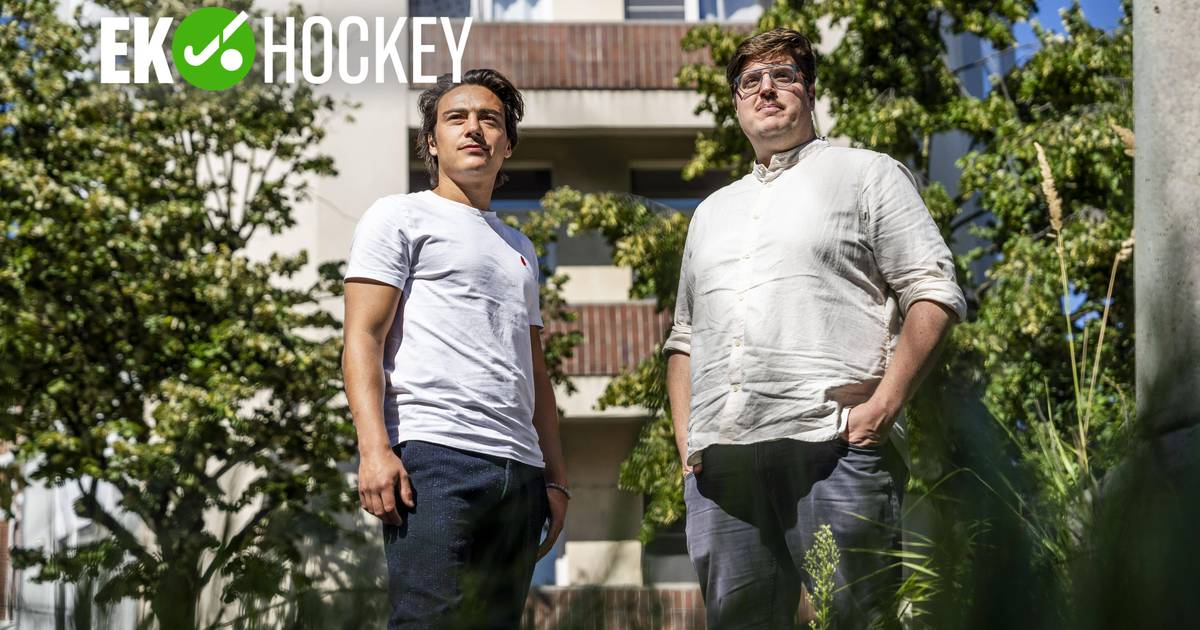 Thomas Briels, ex-kapitein Red Lions, en Floris Geerts geven commentaar tijdens EK hockey ...