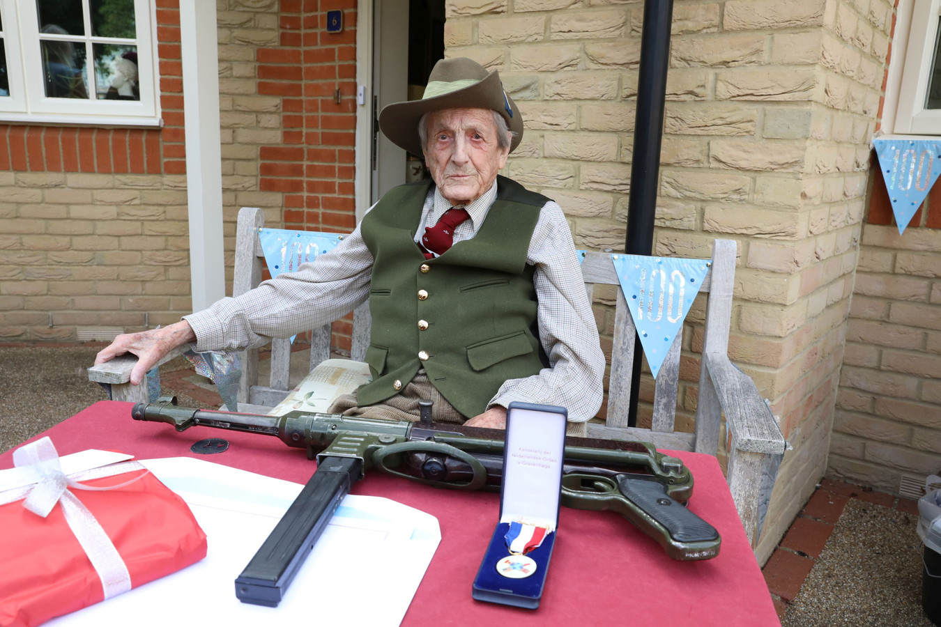 Ereplaats voor buste van oorlogsheld John Waddy in Airborne Museum ...