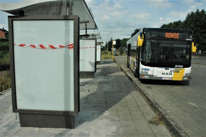 Bushokjes aan station van Ronse zijn geplaatst. Net op tijd, want ...