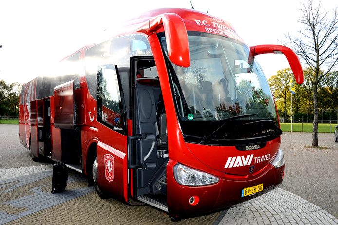 Spelersbus FC Twente rijdt leeg terug | Nederlands voetbal | AD.nl