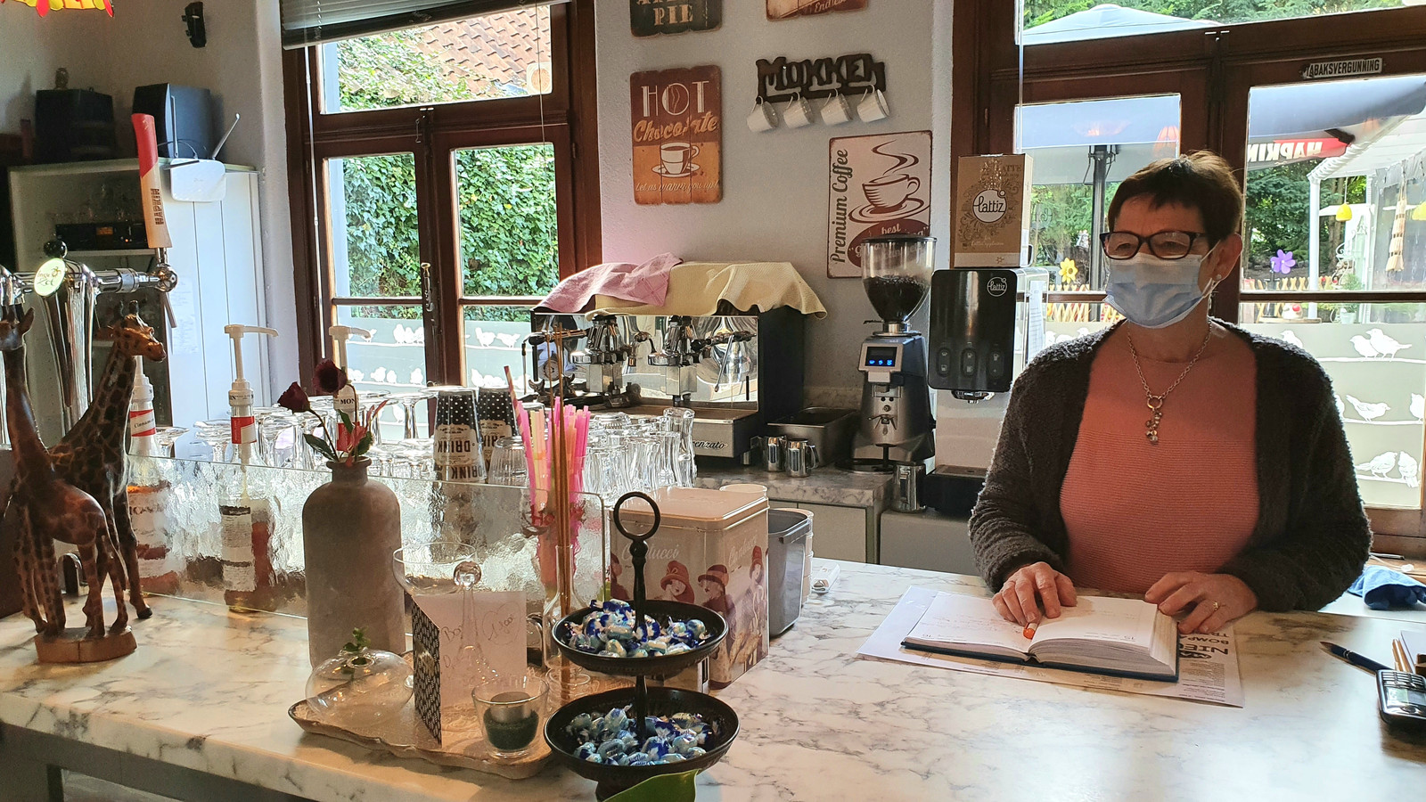 Horeca bij ons dicht, over de grens kun je rustig nog een pintje ...