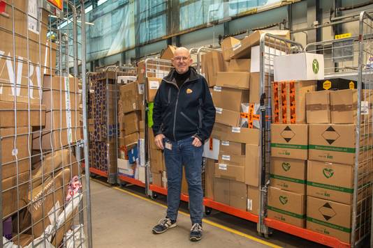 Depot van PostNL in Goes zendt vlak voor kerst recordaantal pakketjes ...