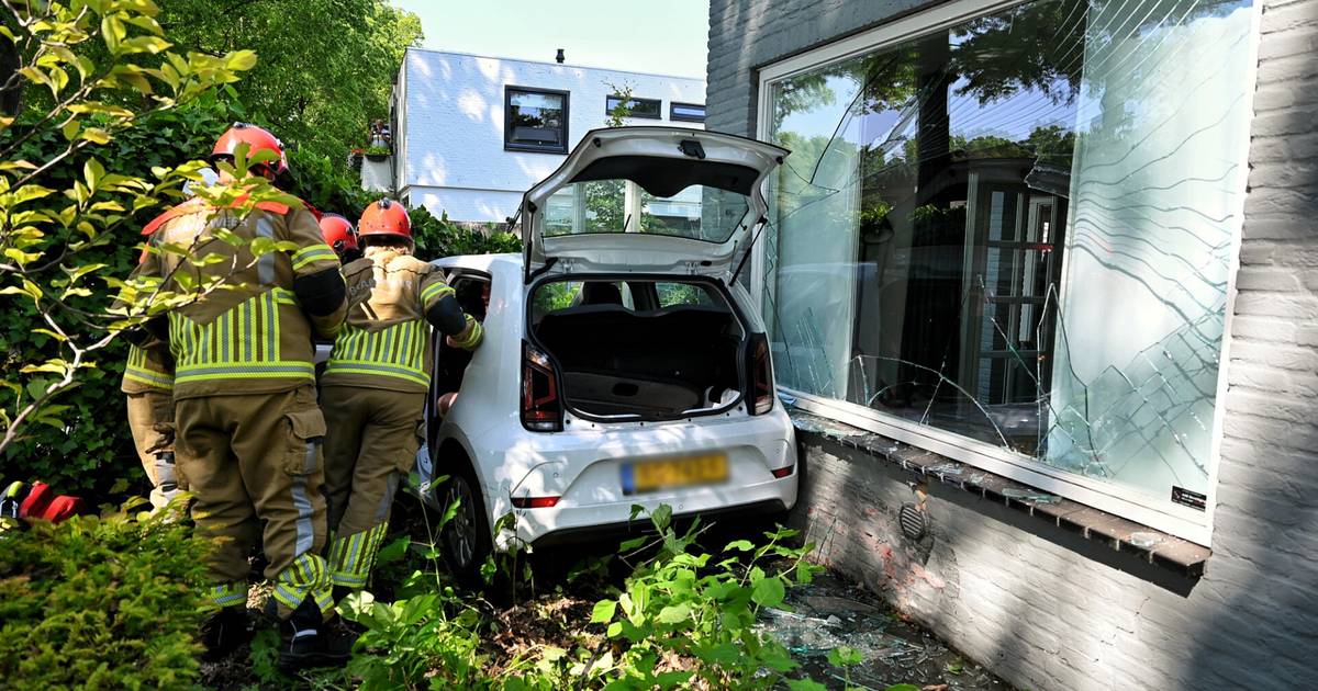 Ravage in Oisterwijk: auto ramt heg, boom en knalt tegen voorgevel woning | Oisterwijk | bd.nl